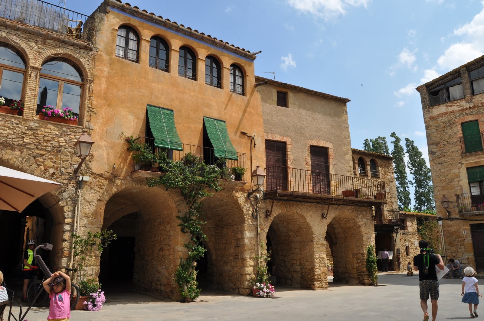 Ens endinsem pels petits carrerons, a l'ombra dels múltiples arcs...