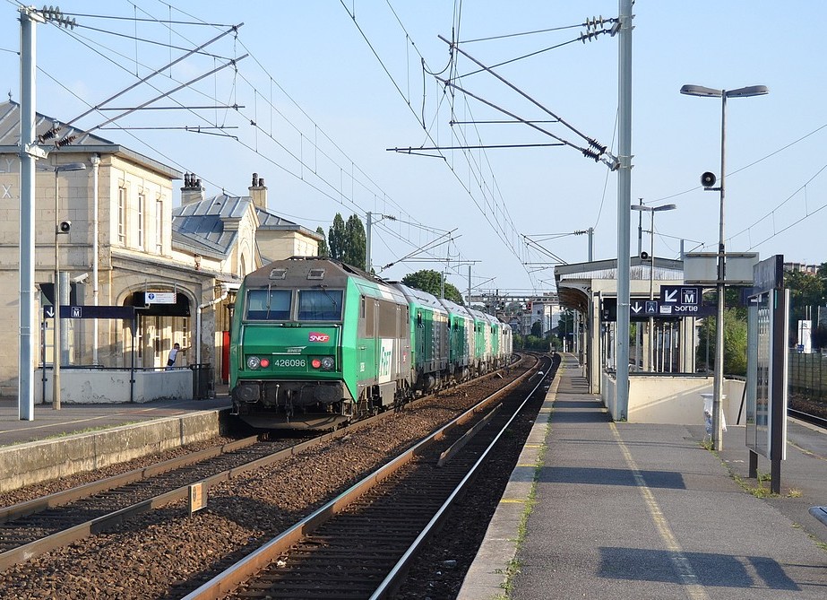 LA PASSION DU TRAIN: En gare de Chantilly.