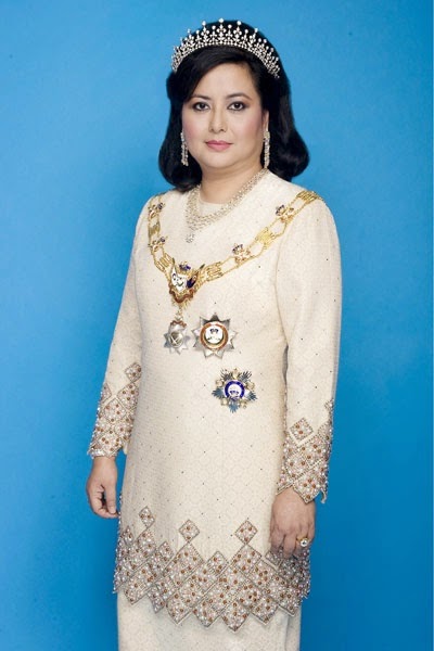 Potret rasmi Sultan dan Permaisuri Johor