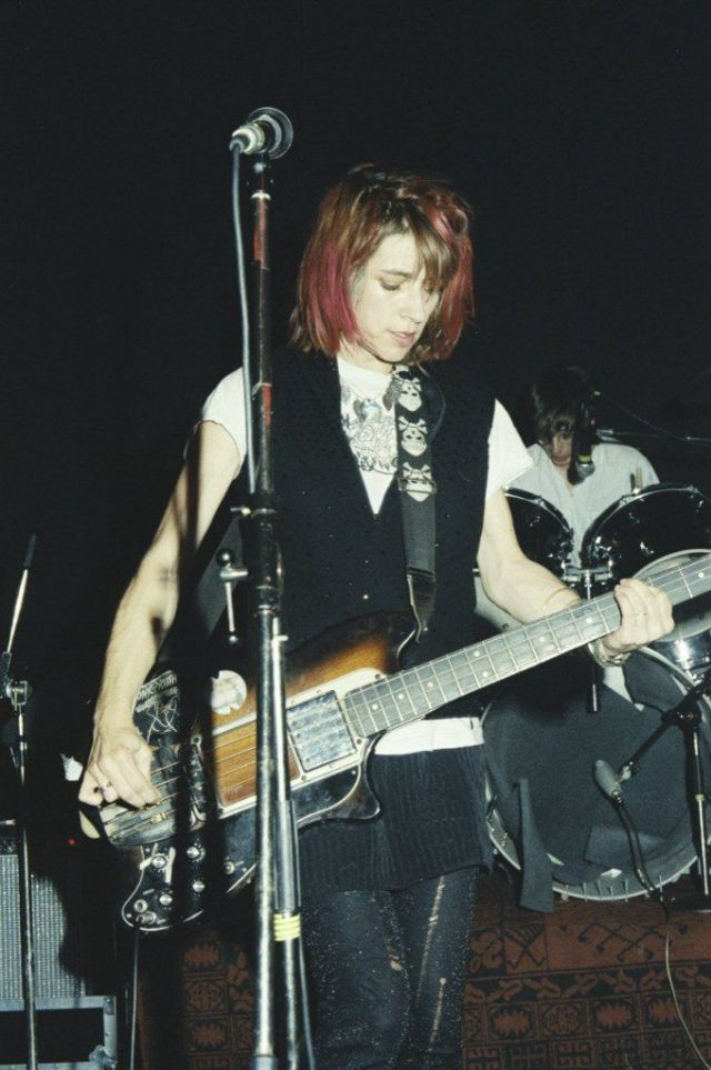 30 Amazing Photographs of a Sexy Kim Gordon of Sonic Youth on the Stage ...