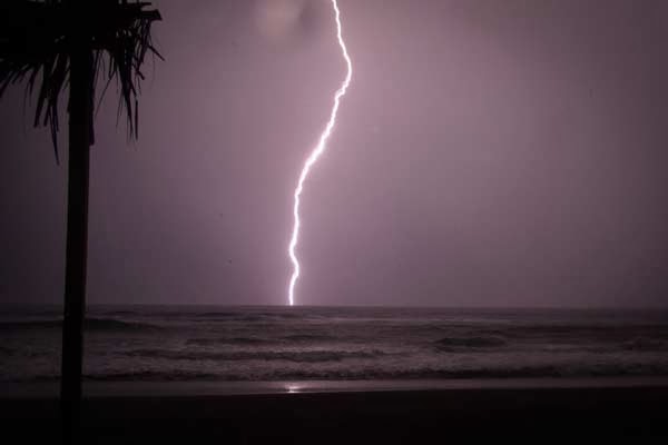 Mengenal Bahaya Petir dan Tips Menghindarinya | Berita Unik