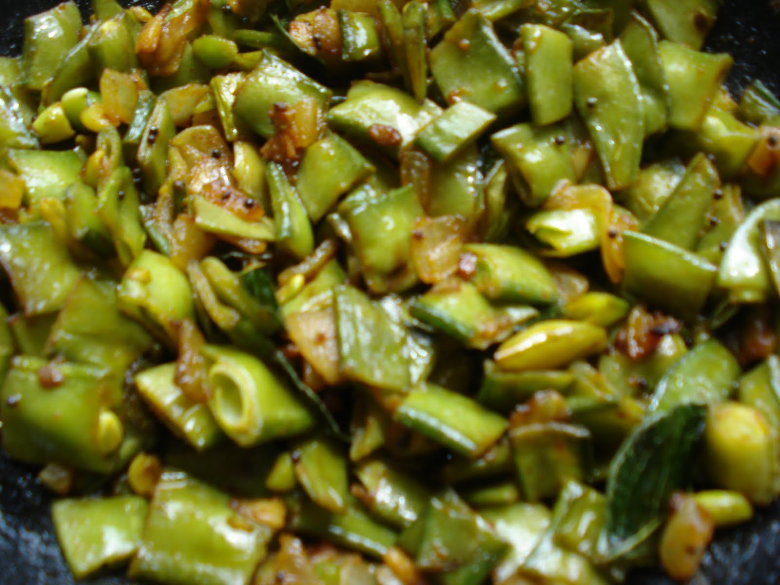 Messy Kitchen: Avarekai palya (Ghevdyachi bhaaji)