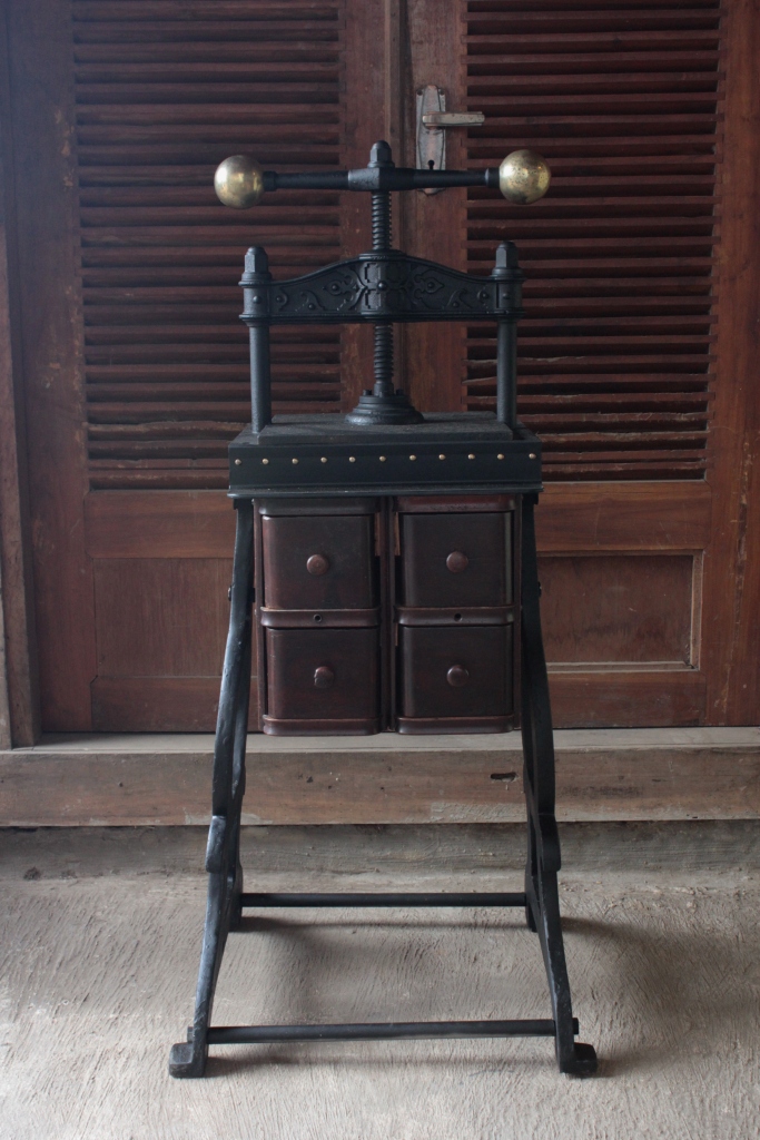 Riek,s Mohane Studio: Book Press Machine