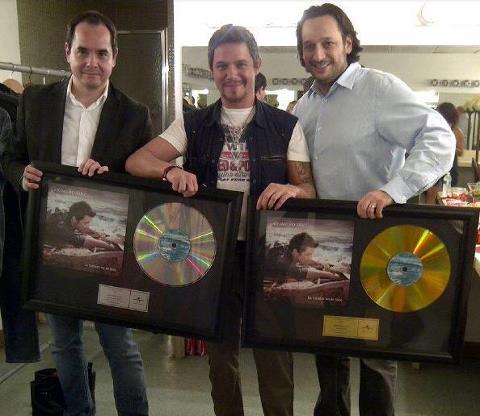 Pongamos que hablo de Alejandro Sanz: Alejandro con sus discos de ...