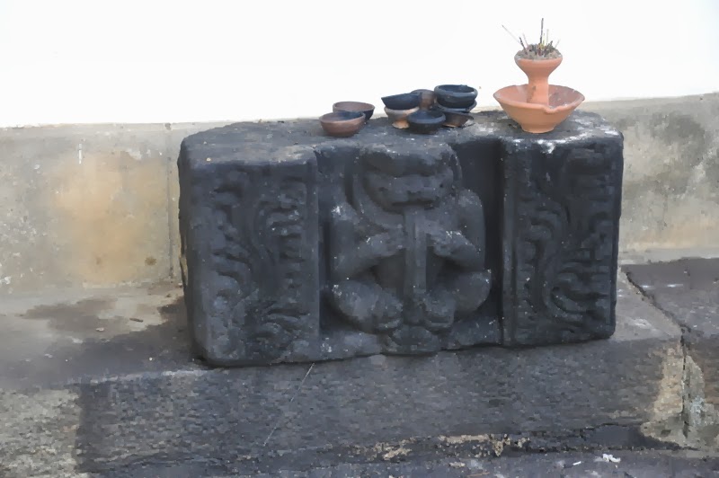 Images of Sri Lanka on blogspot.com: Artifacts at the 'Aethagala ...