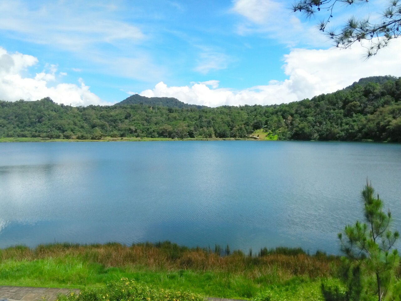 Cantiknya danau Linow, danau tiga warna dari Sulawesi Utara | Important ...