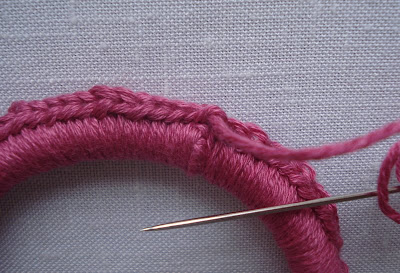 Little Treasures: Crochet a ring - a tutorial