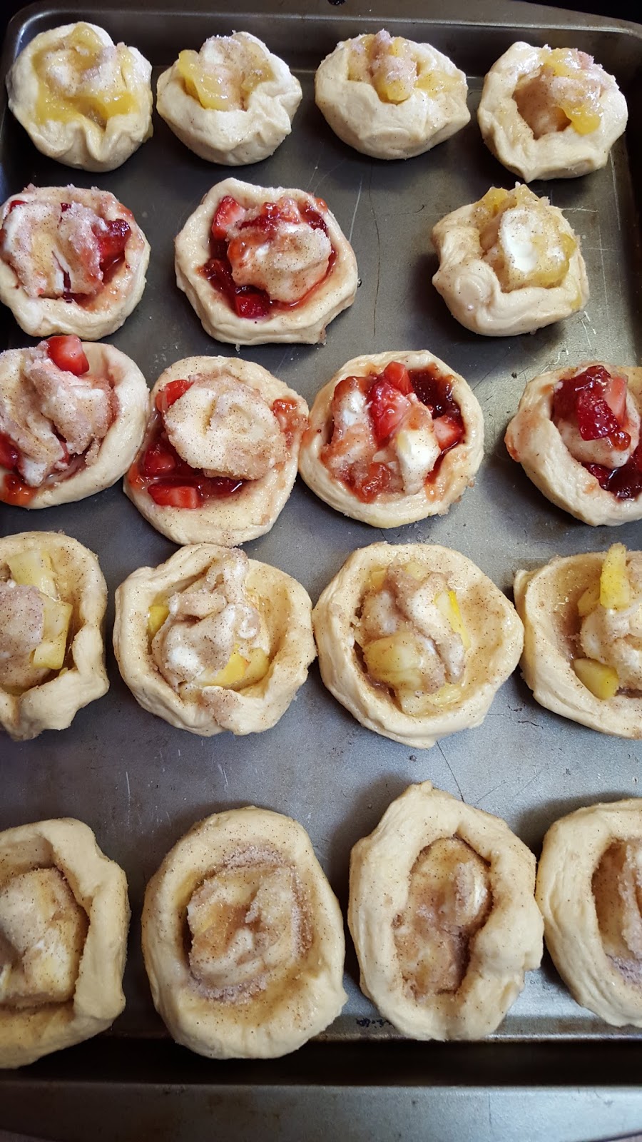 What Holly Has Seen: De's super yummy cinnamon rolls!