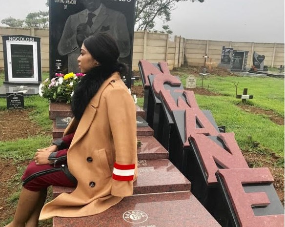 Photos: Ayanda Ncwane visits Sfiso Ncwane's Grave; here is what she ...