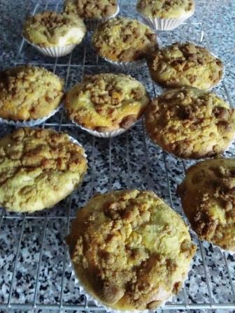 Jules Bakes Berry: Sultana Streusel Buns