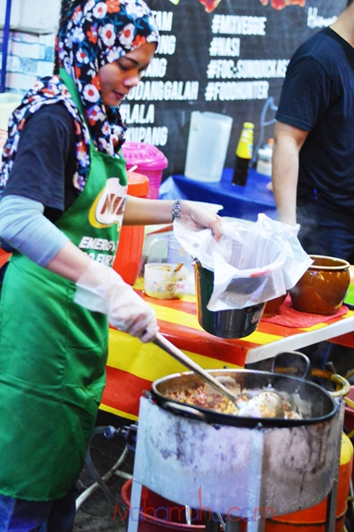 Pasangan Pengantin Ini Jadikan Seafood Lambak Atas Meja Menu Makan ...