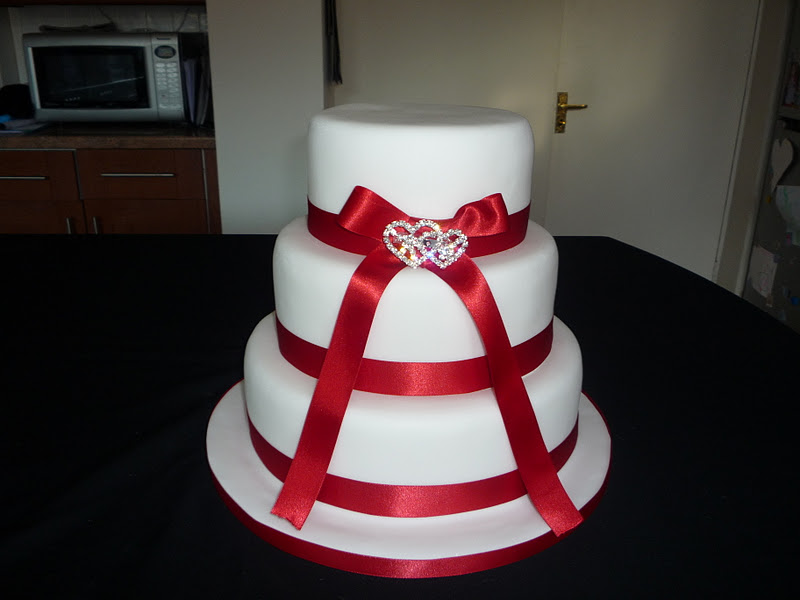 Elaine Allan: Red Ribboned Budget Wedding Cake
