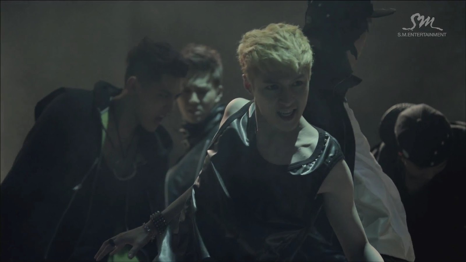 ∞ K-Pop Screencaps : EXO 엑소「Wolf 늑대와 미녀」- Music Video Teaser