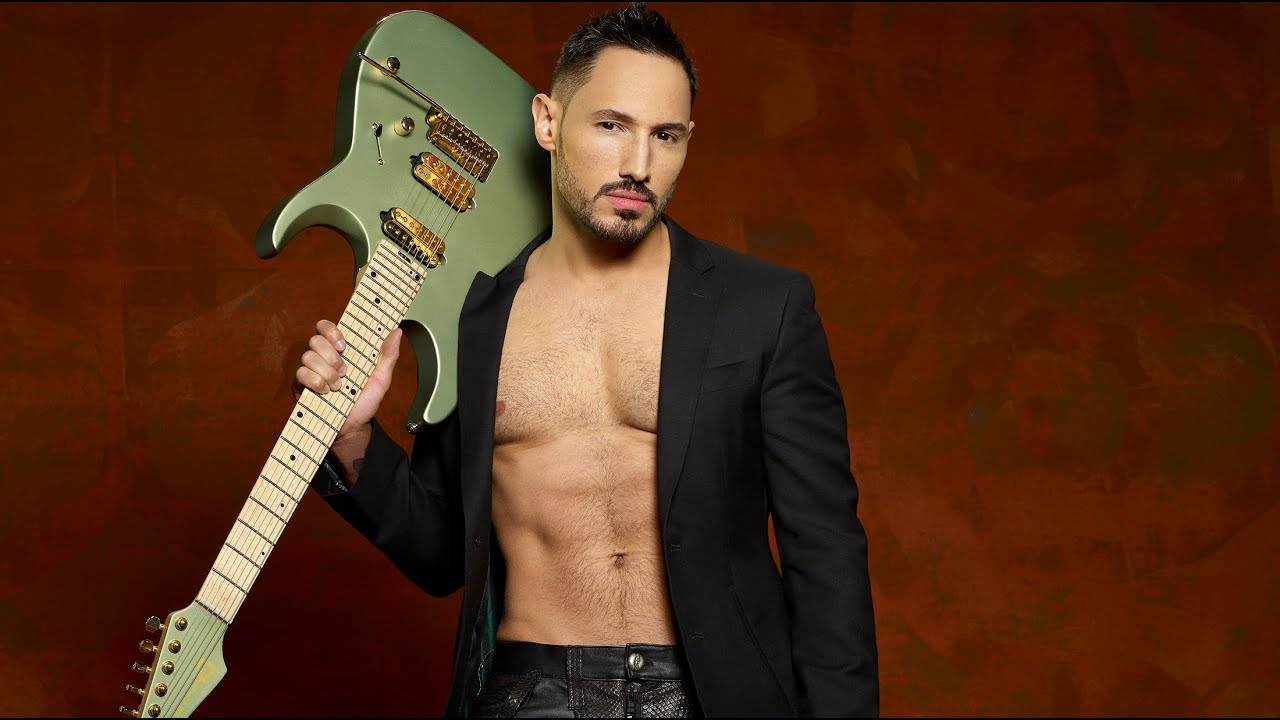 Angel Vivaldi: demos DiMarzio Air Norton 7 and The Tone Zone 7 pickups ...