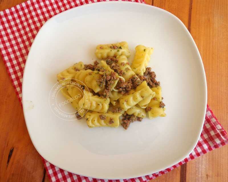 I sognatori di Cucina e nuvole: FESTONATI CON PASTA DI SALSICCIA E PESTO