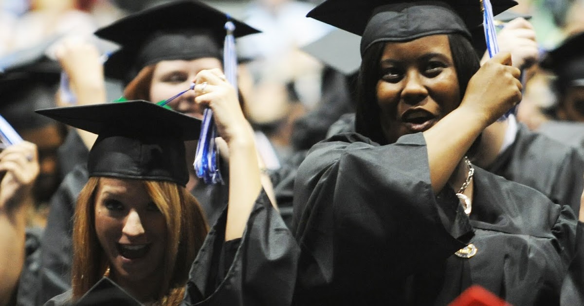 UIS News: UIS graduates nearly 1,300 students
