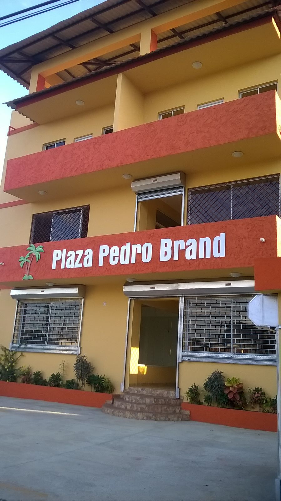 INAUGURAN MODERNA PLAZA COMERCIAL ¨ PEDRO BRAND