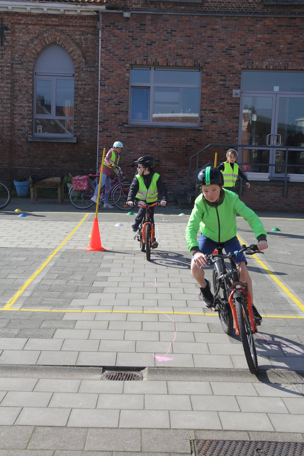 Klas6sintmichiel: Fietsvaardigheden oefenen