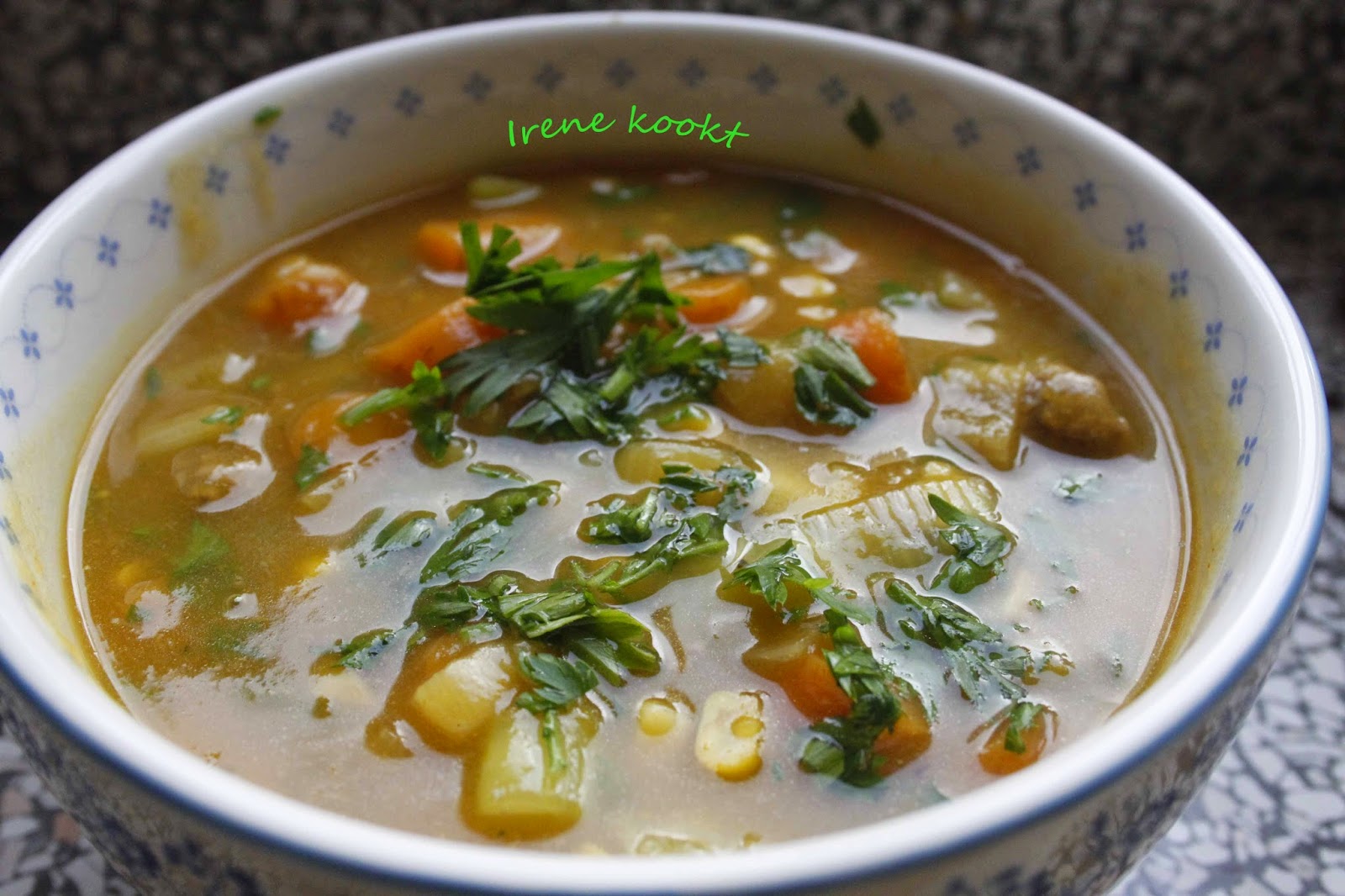 Goed gevulde pompoensoep met zoete aardappel, mais, wortel, prei en ...