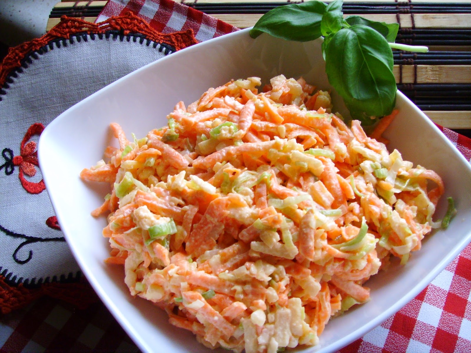 Kuchnia z widokiem na ogród: Surówka z pora, marchewki i jabłka. Szybka ...