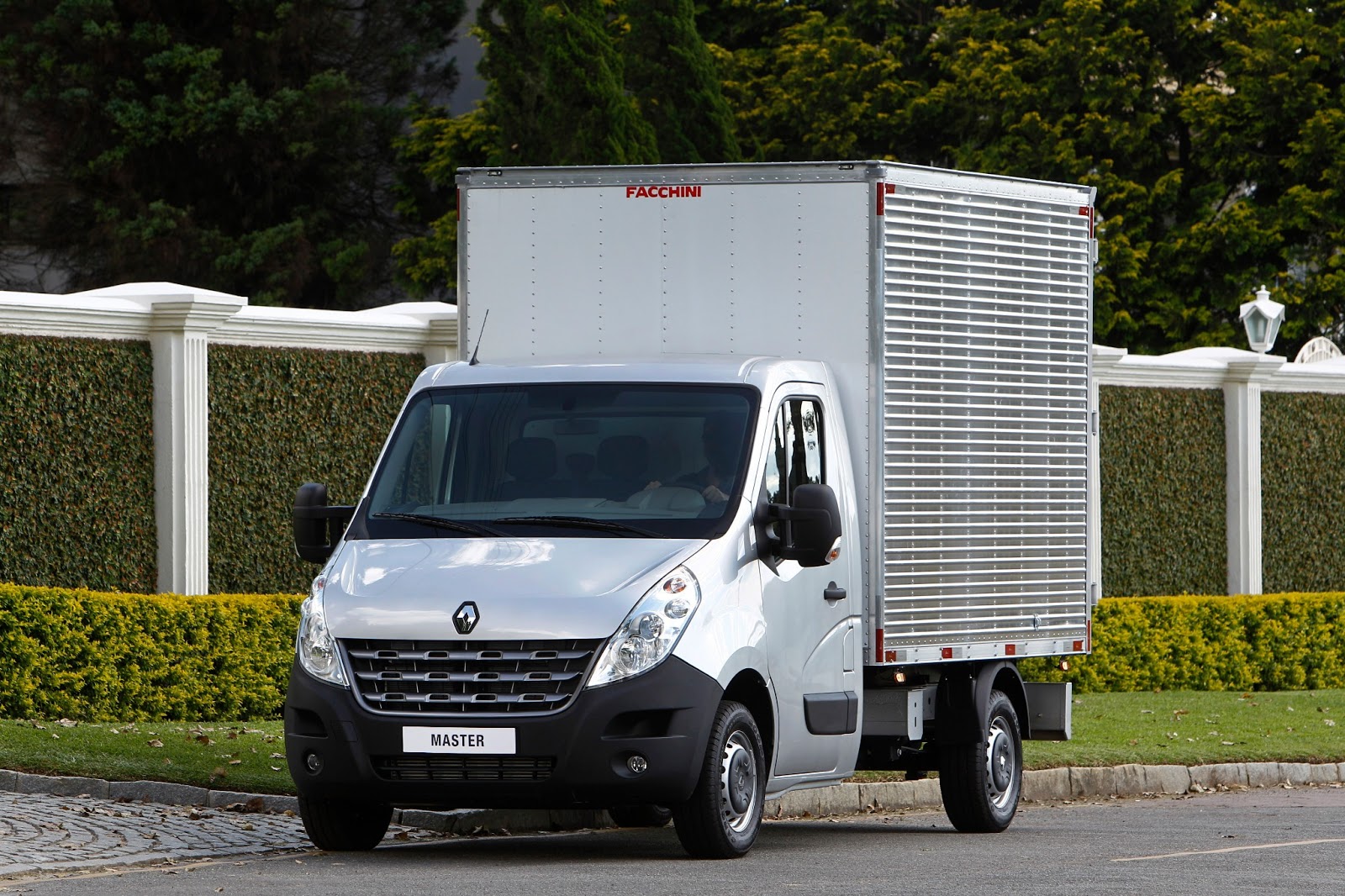Renault lança novo Master no Brasil