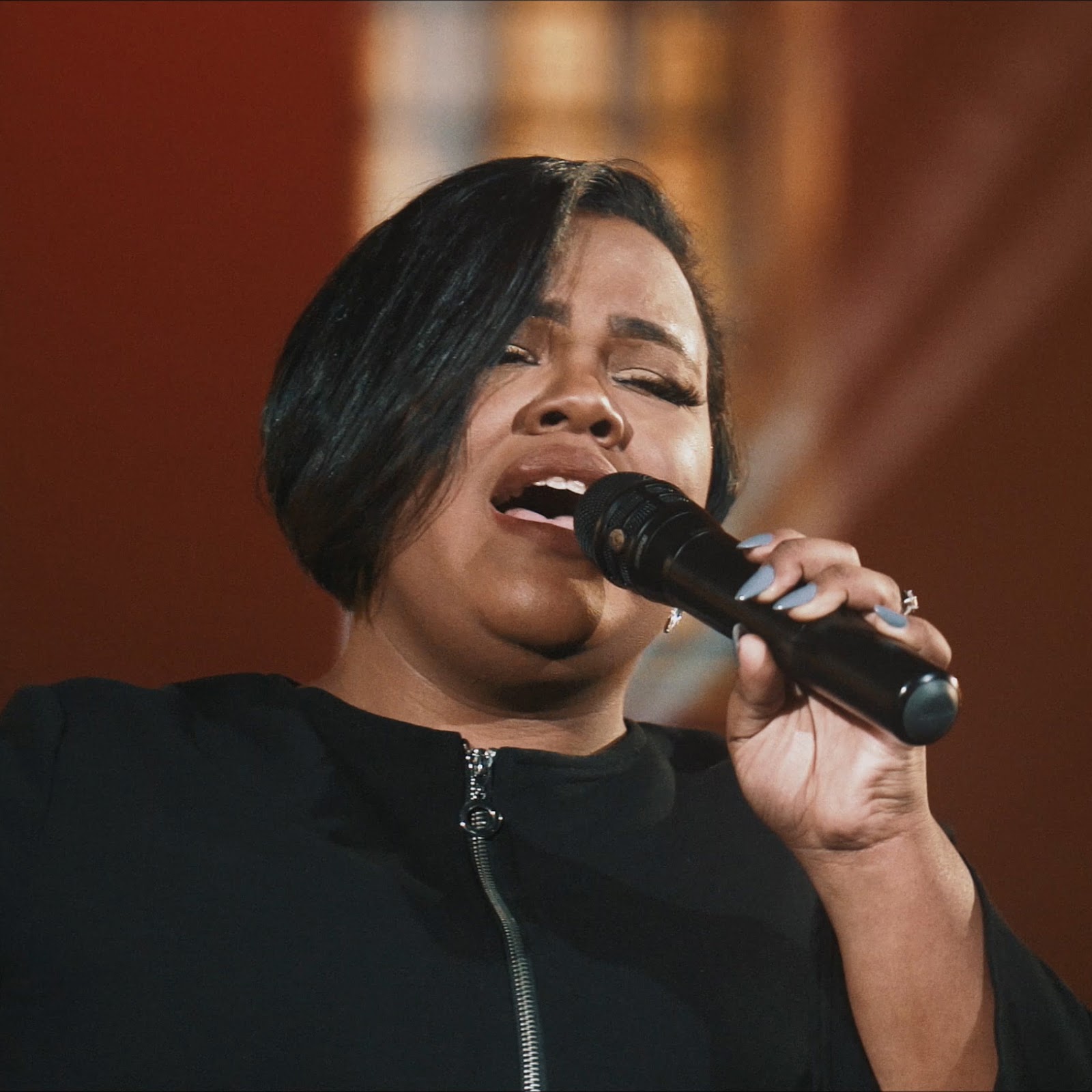 JÉSSICA AUGUSTO ENVOLVE O PÚBLICO COM CANÇÃO DE ADORAÇÃO - News Gospel