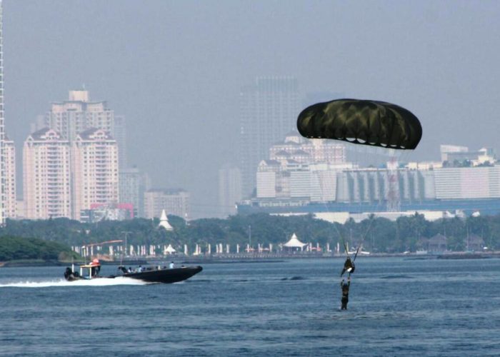 DEFENSE STUDIES: Satuan Elite TNI AL Latihan Terjun Payung