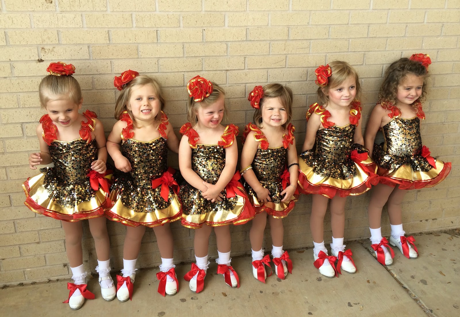 Ham Family Blog: Emery's First Dance Recital - Hey Look At Me!