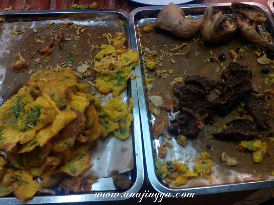 Colek Ayam dan Air Kelapa Baldi di Warung Cikgu