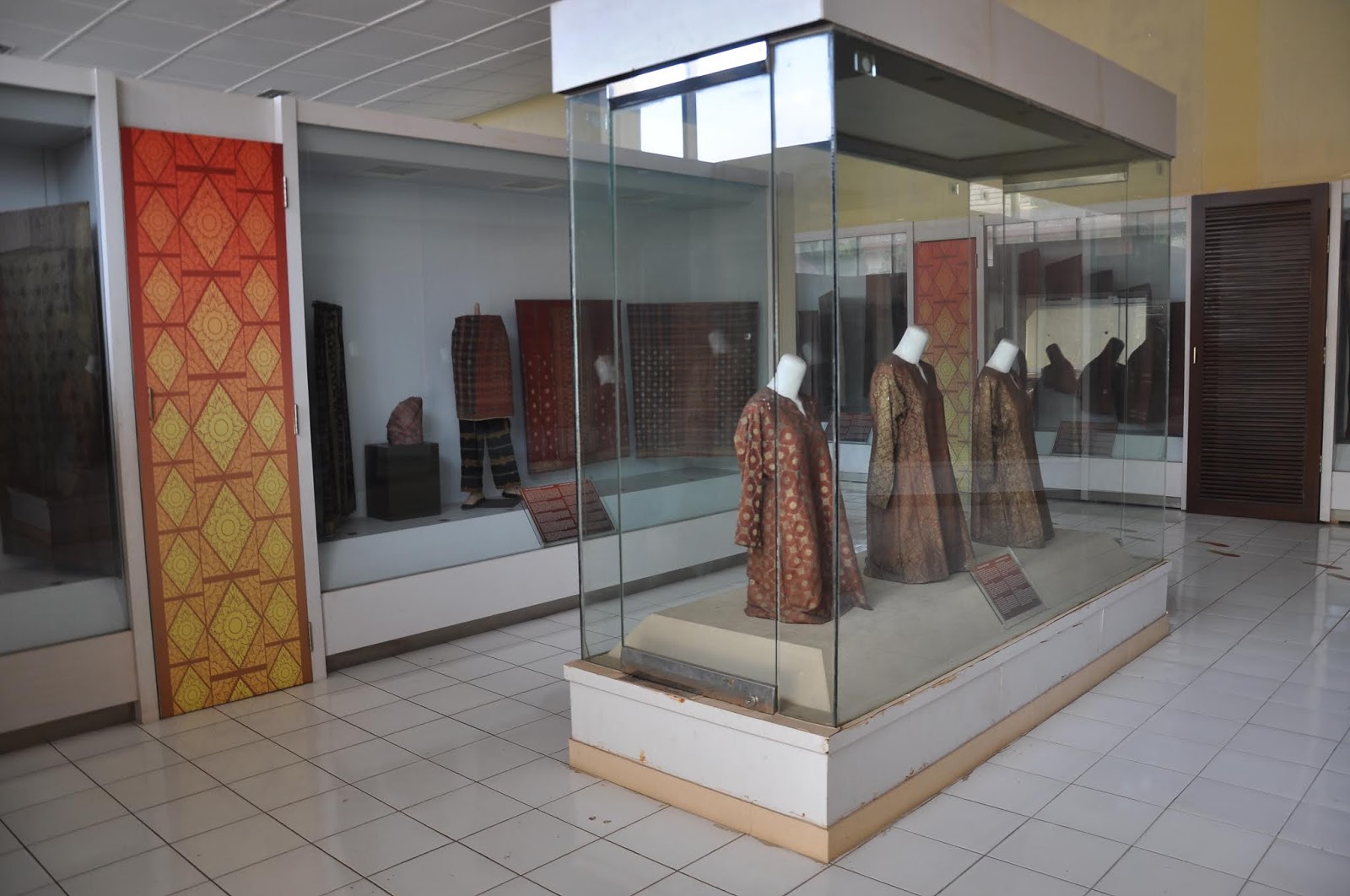 Melihat koleksi museum balaputradewa - Info, wisata, kuliner, hotel ...