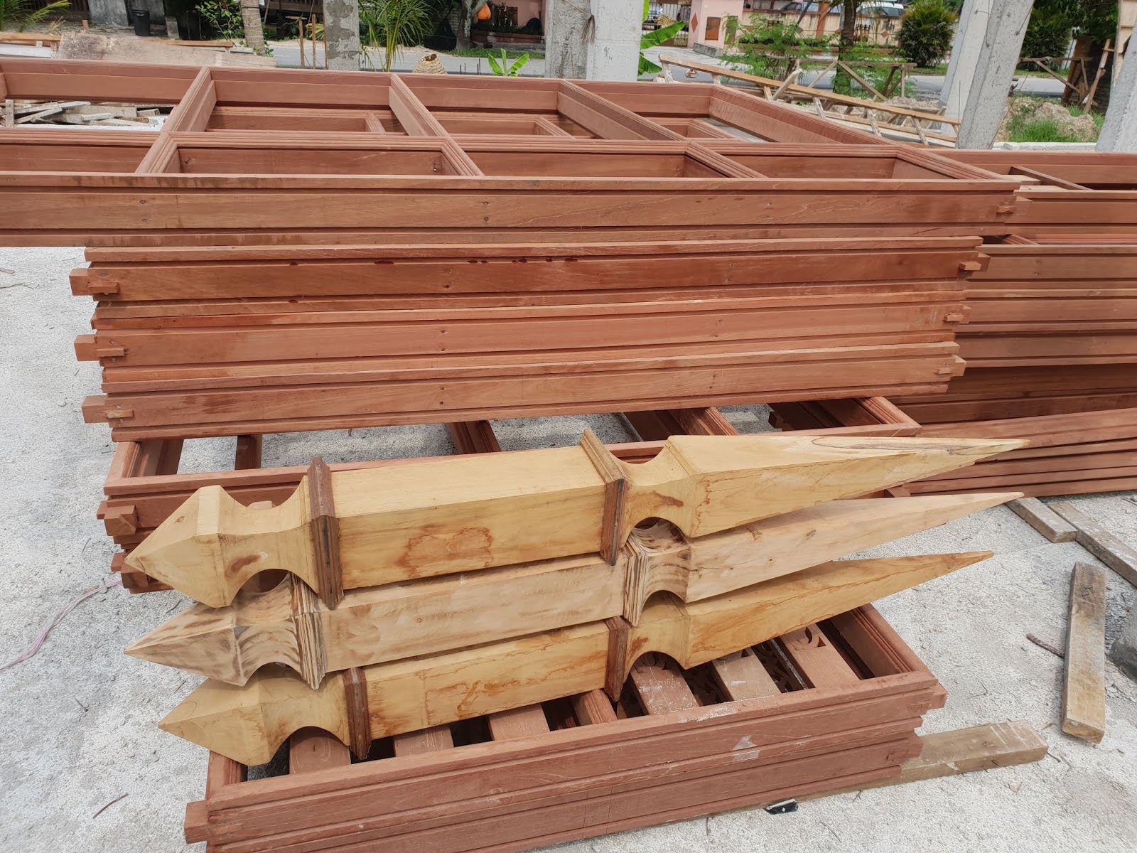 Pengalaman Membina Banglo Sendiri: Tingkap dan Pintu Kayu