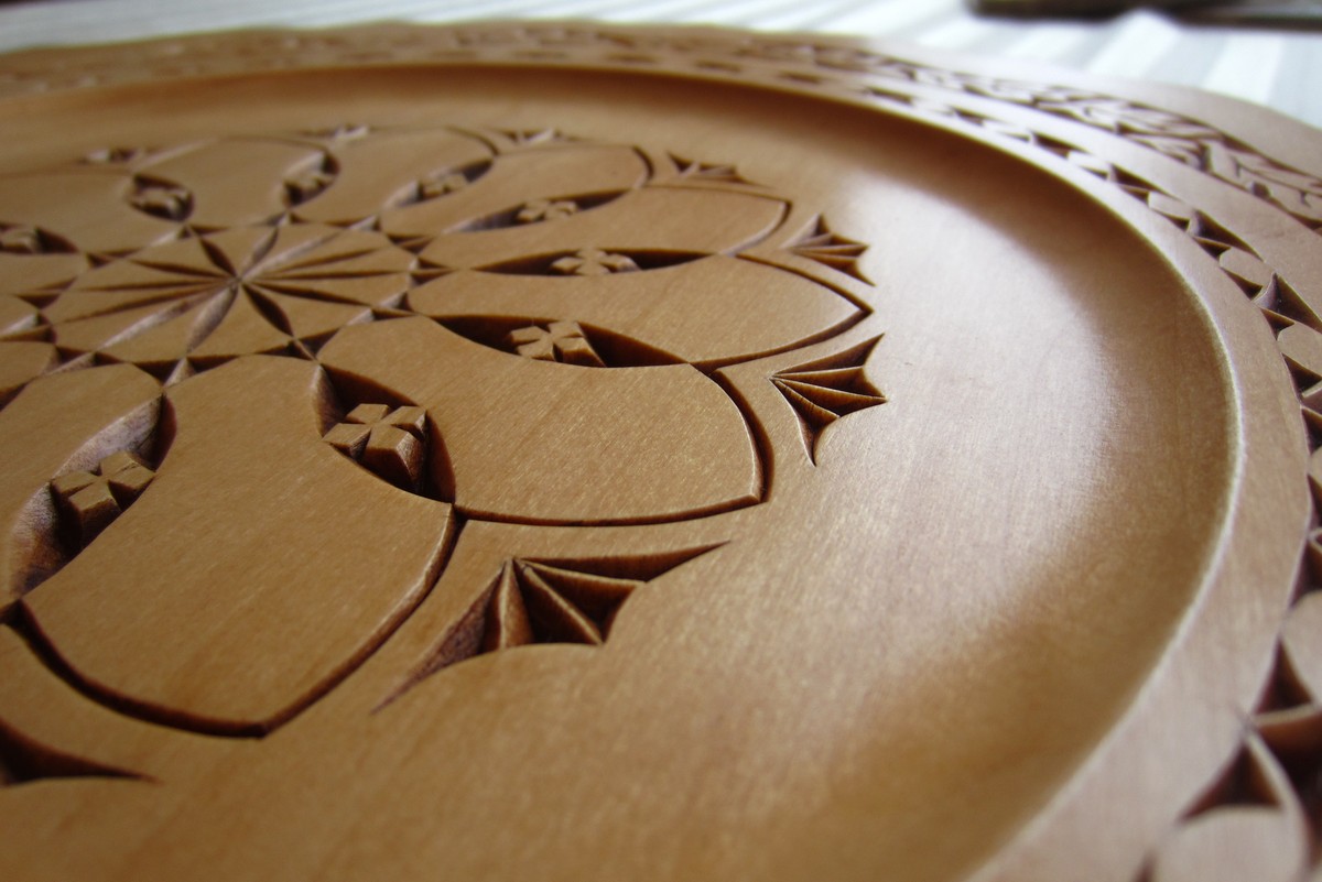 Ales the woodcarver: Chip carved basswood plate