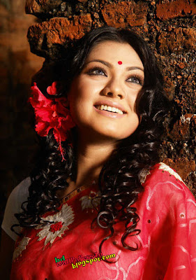 BD Wallpapers...: Sweet Model & Actress Trisha looking nice in saree