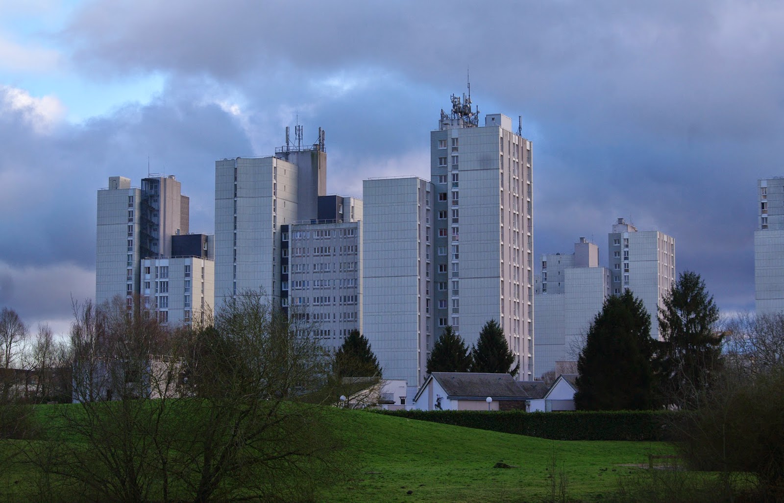 Les Ulis, pays des Merveilles?: Les TOURS DES ULIS dans une lumière d'après la pluie...