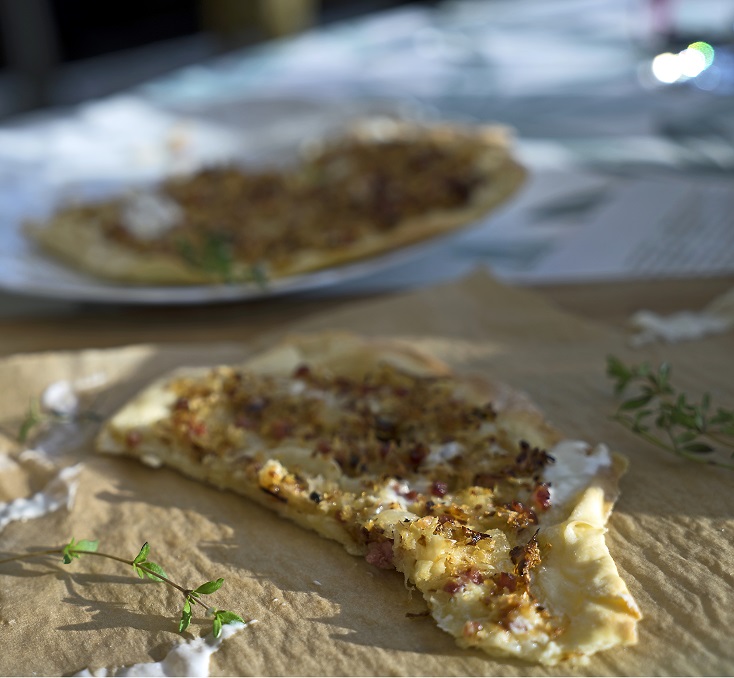 stuttgartcooking: Fladen mit Kraut, Speck, frischem Oregano und Sauerrahm