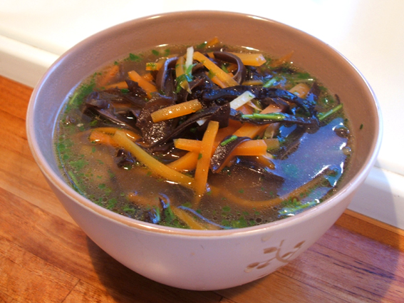 Tabernes Opskrifter: Asiatisk kyllingesuppe med skyører