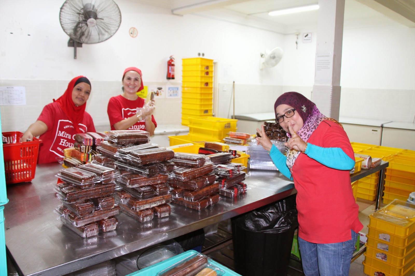 Muhammad Qul Amirul Hakim: Mira Cake House, Kuching, Sarawak (Kek Lapis ...