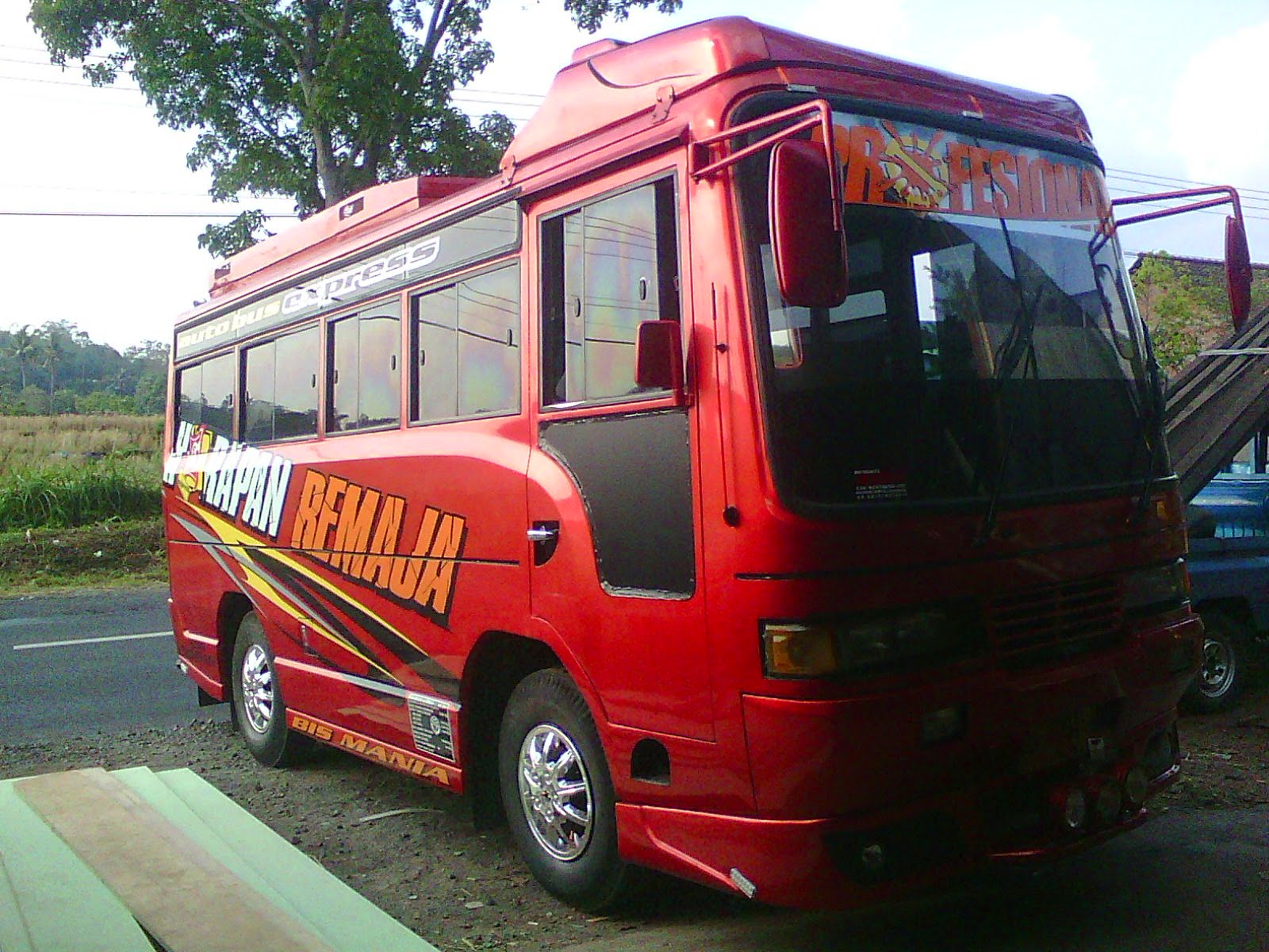 VARIASI BIS DAN TRUK MERAH - BRILIAN JAYA KAROSERI