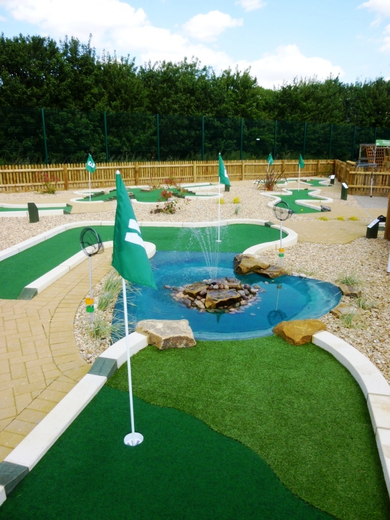 The Ham and Egger Files: Peterborough Minigolf