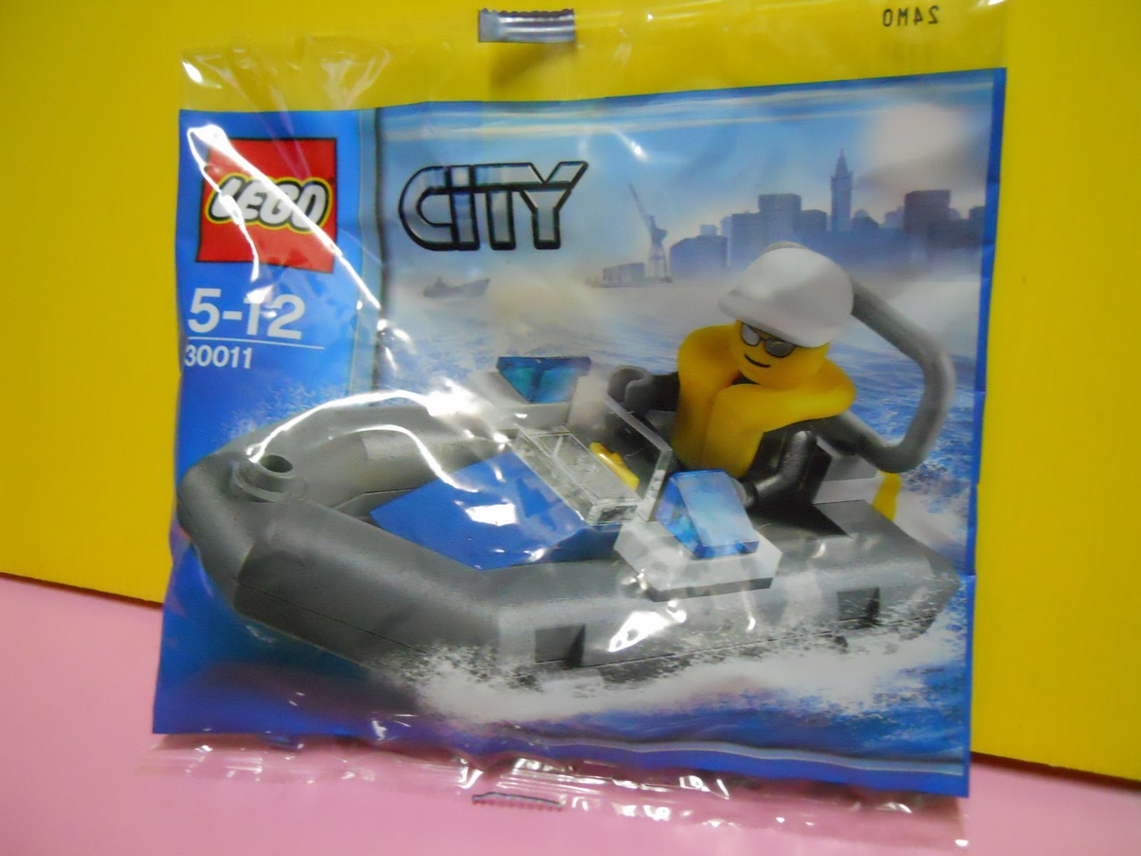 Dexters Diecasts (DexDC): LEGO CITY Promo Pack #30011 ~ Lifeguard with boat