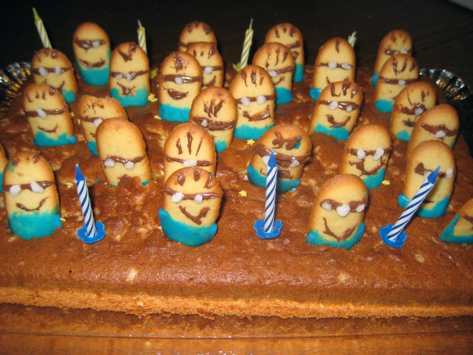 Maman....je sais pas quoi faire ! ! ! : Gâteau d'anniversaire " Minions"