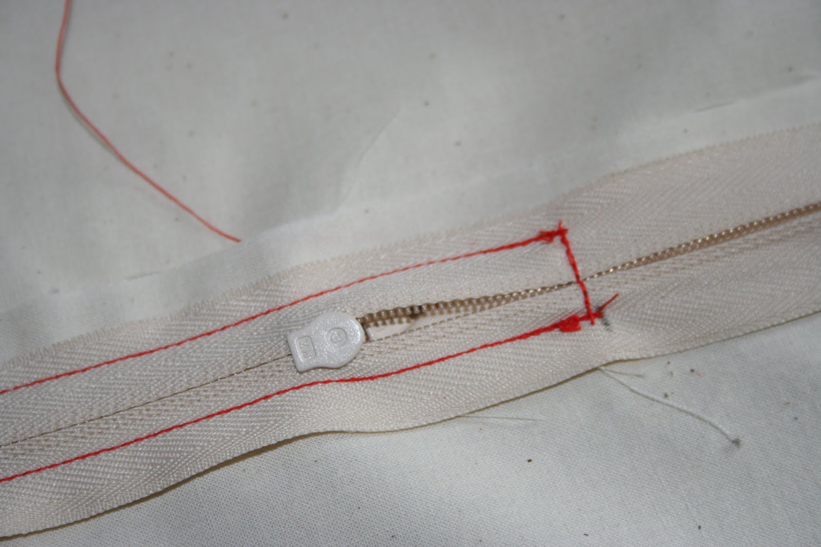 redneedle sewing: Tuesday tutorial - Hands up who loves zips!!!!!
