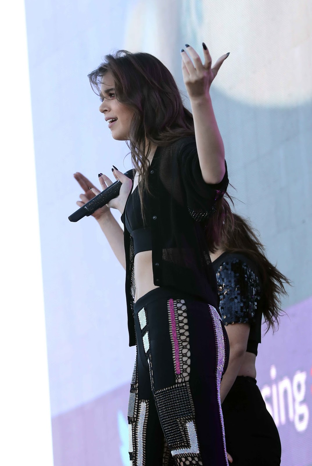Hailee Steinfeld Performing At Iheartradio Music Festival In Las Vegas September 24 2016