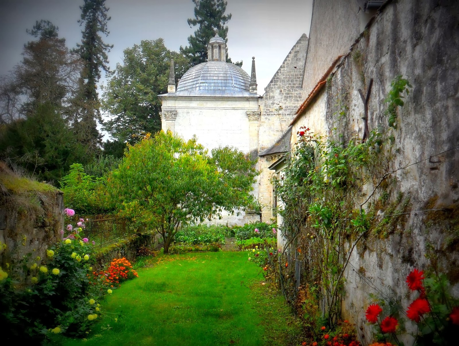 Château d'Azay-le-Rideau: one of the foremost examples of early French ...