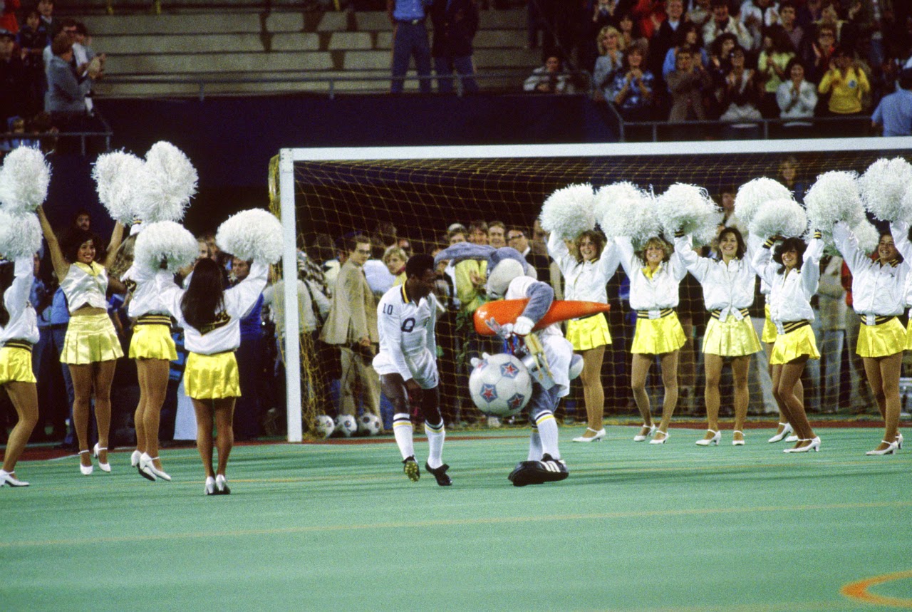 Sir PELÉ, THE KING OF FOOTBALL: FOTO DO DIA - PELÉ e o coelho Bugs Bunny