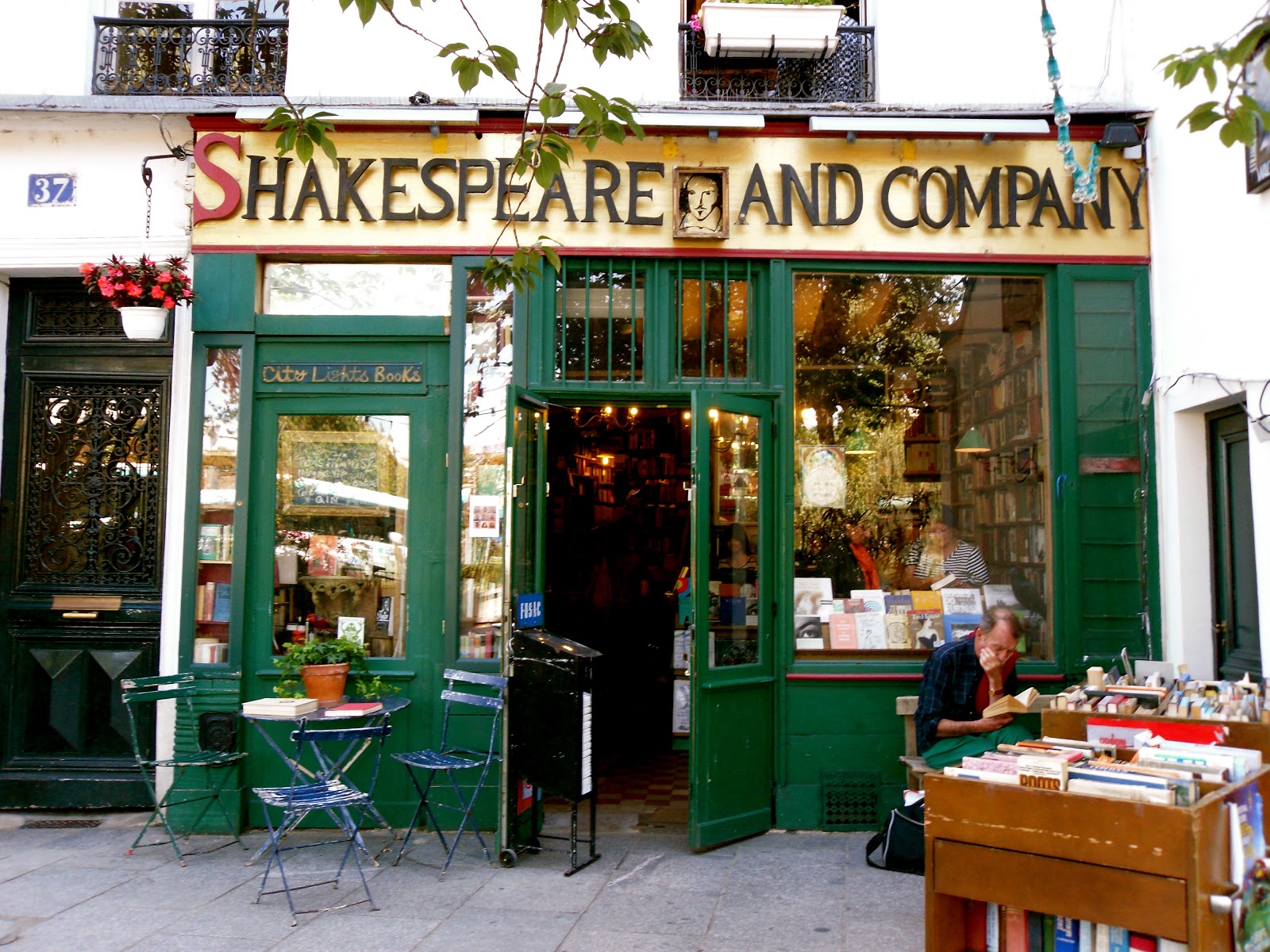 Book Alley: Shakespeare and Company, Paris