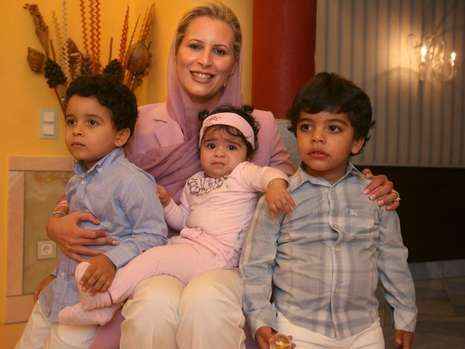 Aisha, la hija del líder libio Muammar Gaddafi, dio a luz a una niña al ...