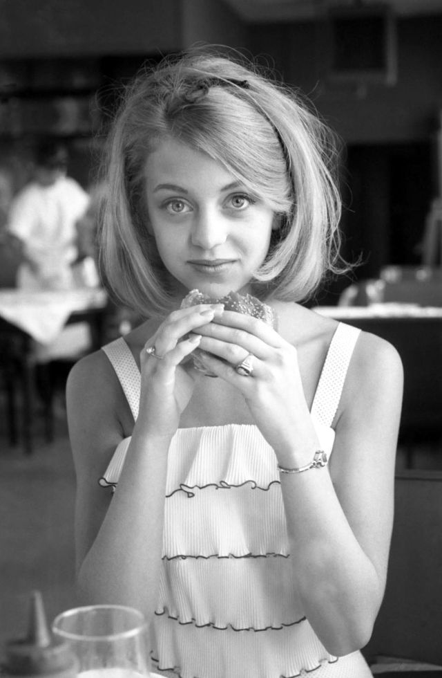 60 Gorgeous Photos of Goldie Hawn in the Mid-Late 1960s ~ Vintage Everyday