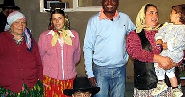 Poze Amuzante / haioase / meme: African adoptat de o familie de tigani