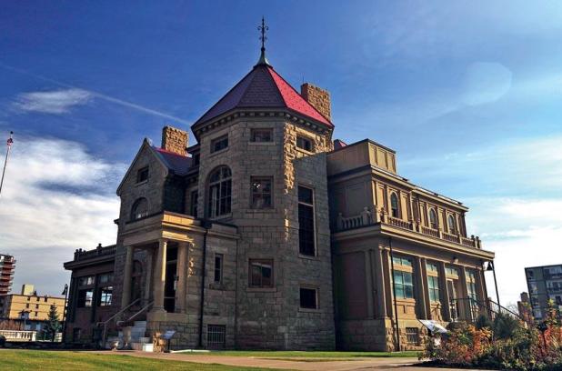 Out of the Dark: The Ghost Hunting Chronicles: Lougheed House, Calgary ...